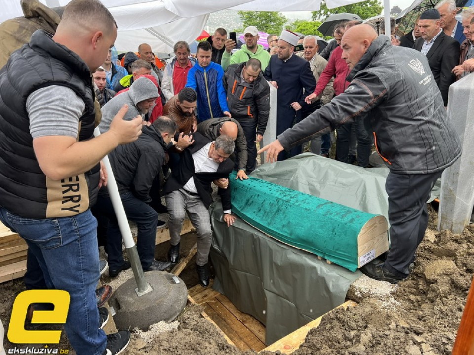 Prizor koji kida dušu: Enes Begović spustio tijelo sina Armina u mezar ...
